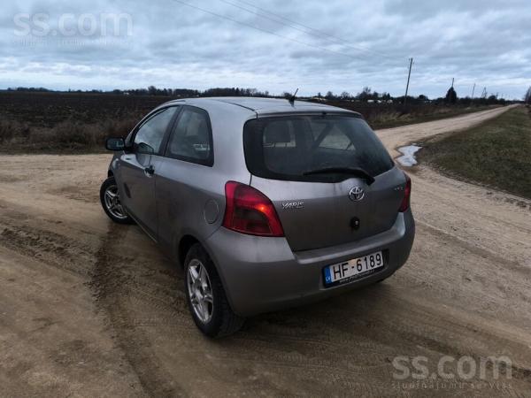 Pelēks Toyota Yaris 2006 Jelgava, ar dzinēja tilpumu 1.40 L un nobraukumu 339 tūkst. km par 1350 €, foto 2 vietnē AUTOMOTO.COM.LV