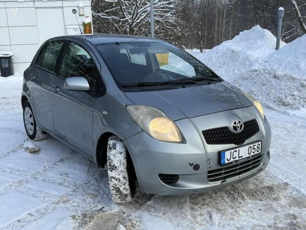 Pelēks Toyota Yaris 2006 Viļņa, ar dzinēja tilpumu 1.36 L un nobraukumu 333 tūkst. km par 1650 €, foto 1 vietnē AUTOMOTO.COM.LV