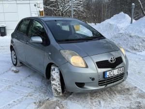 Pelēks Toyota Yaris 2006 Viļņa, ar dzinēja tilpumu 1.36 L un nobraukumu 333 tūkst. km par 1650 €, foto  vietnē AUTOMOTO.COM.LV