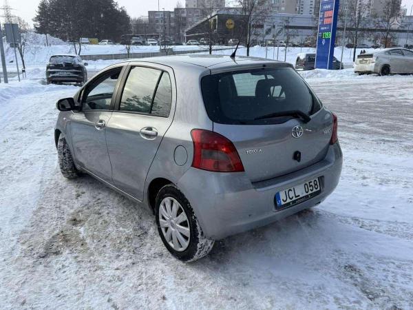 Pelēks Toyota Yaris 2006 Viļņa, ar dzinēja tilpumu 1.36 L un nobraukumu 333 tūkst. km par 1650 €, foto 2 vietnē AUTOMOTO.COM.LV