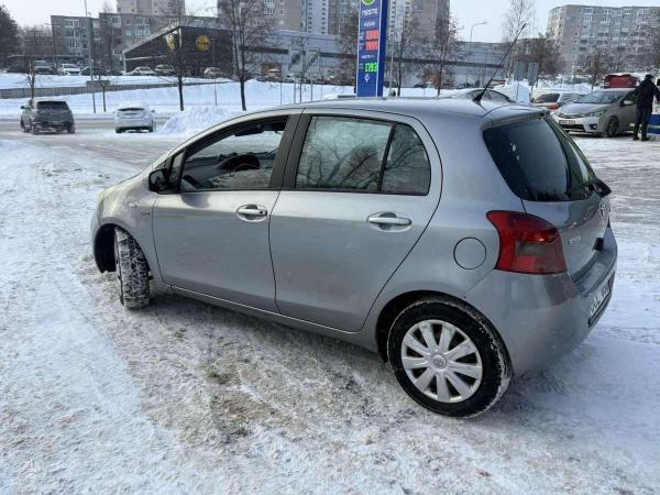 Pelēks Toyota Yaris 2006 Viļņa, ar dzinēja tilpumu 1.36 L un nobraukumu 333 tūkst. km par 1650 €, foto 3 vietnē AUTOMOTO.COM.LV