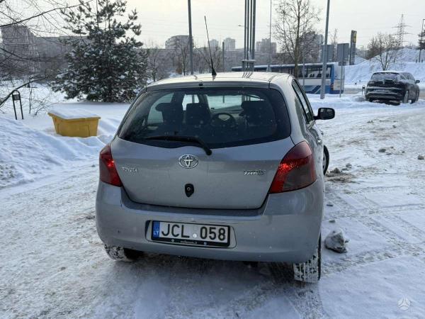 Pelēks Toyota Yaris 2006 Viļņa, ar dzinēja tilpumu 1.36 L un nobraukumu 333 tūkst. km par 1650 €, foto 4 vietnē AUTOMOTO.COM.LV