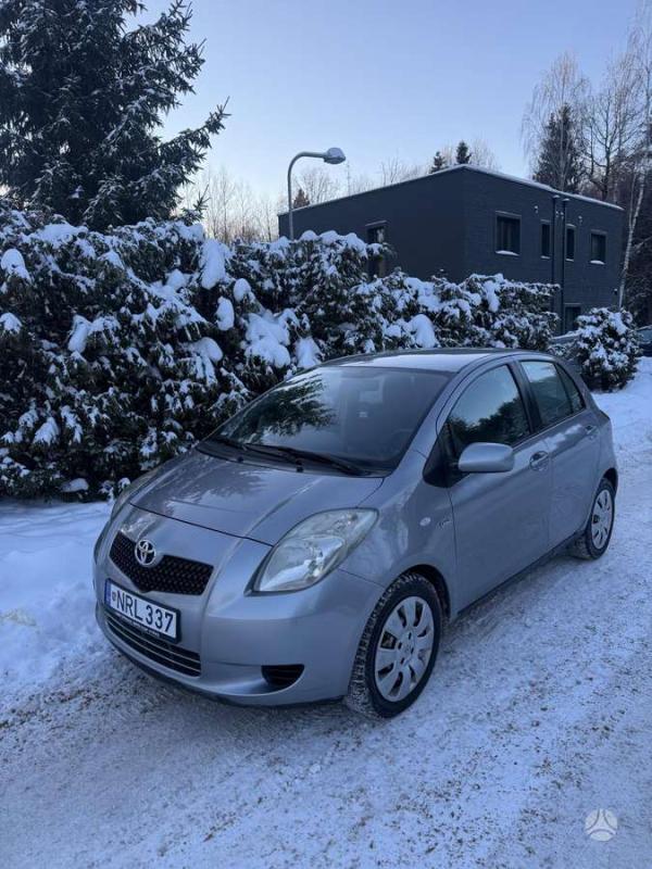 Grey Toyota Yaris 2006 in Vilnius, with an engine capacity of 1.36 L and mileage of 244 thousand km for 1450 €, photo 1 on AUTOMOTO.COM.LV