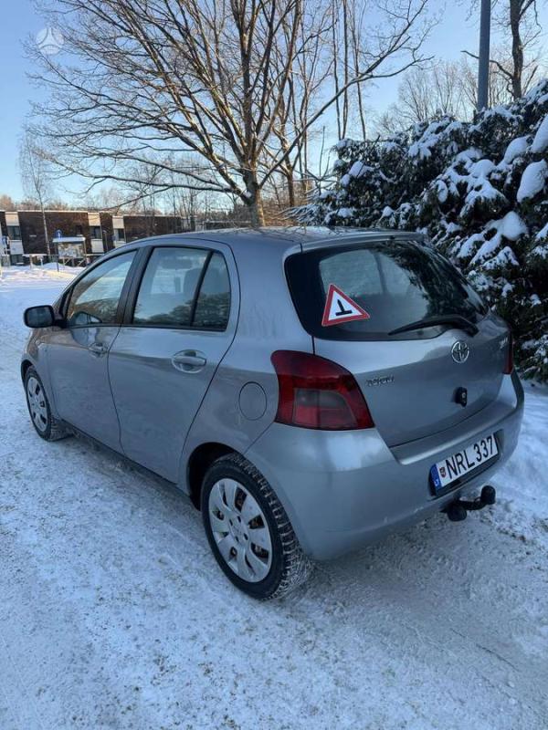 Grey Toyota Yaris 2006 in Vilnius, with an engine capacity of 1.36 L and mileage of 244 thousand km for 1450 €, photo 3 on AUTOMOTO.COM.LV