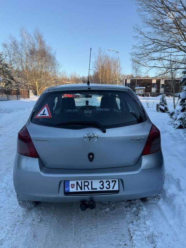 Grey Toyota Yaris 2006 in Vilnius, with an engine capacity of 1.36 L and mileage of 244 thousand km for 1450 €, photo 6 on AUTOMOTO.COM.LV