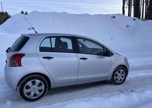 Pelēks Toyota Yaris 2006 Kauņa, ar dzinēja tilpumu 1.30 L un nobraukumu 209 tūkst. km par 1950 €, foto 2 vietnē AUTOMOTO.COM.LV
