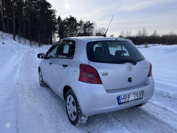 Pelēks Toyota Yaris 2006 Kauņa, ar dzinēja tilpumu 1.30 L un nobraukumu 209 tūkst. km par 1950 €, foto 3 vietnē AUTOMOTO.COM.LV