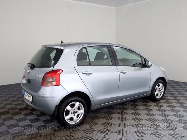 Pelēks Toyota Yaris 2006 Tallina, ar dzinēja tilpumu 1.40 L un nobraukumu 222 tūkst. km par 1699 €, foto 3 vietnē AUTOMOTO.COM.LV
