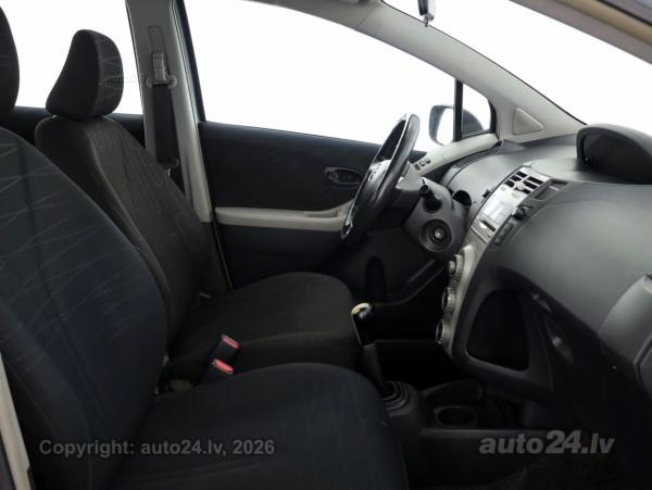 Pelēks Toyota Yaris 2006 Tallina, ar dzinēja tilpumu 1.40 L un nobraukumu 222 tūkst. km par 1699 €, foto 6 vietnē AUTOMOTO.COM.LV