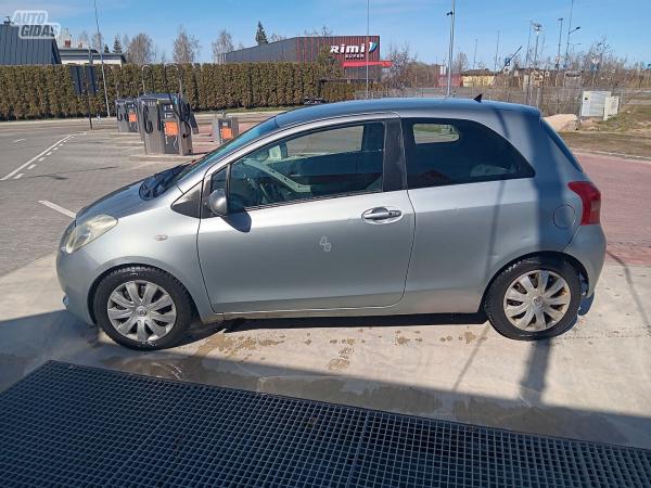 Pelēks Toyota Yaris 2006 Viļņa, ar dzinēja tilpumu 1.30 L un nobraukumu 301 tūkst. km par 1380 €, foto 3 vietnē AUTOMOTO.COM.LV