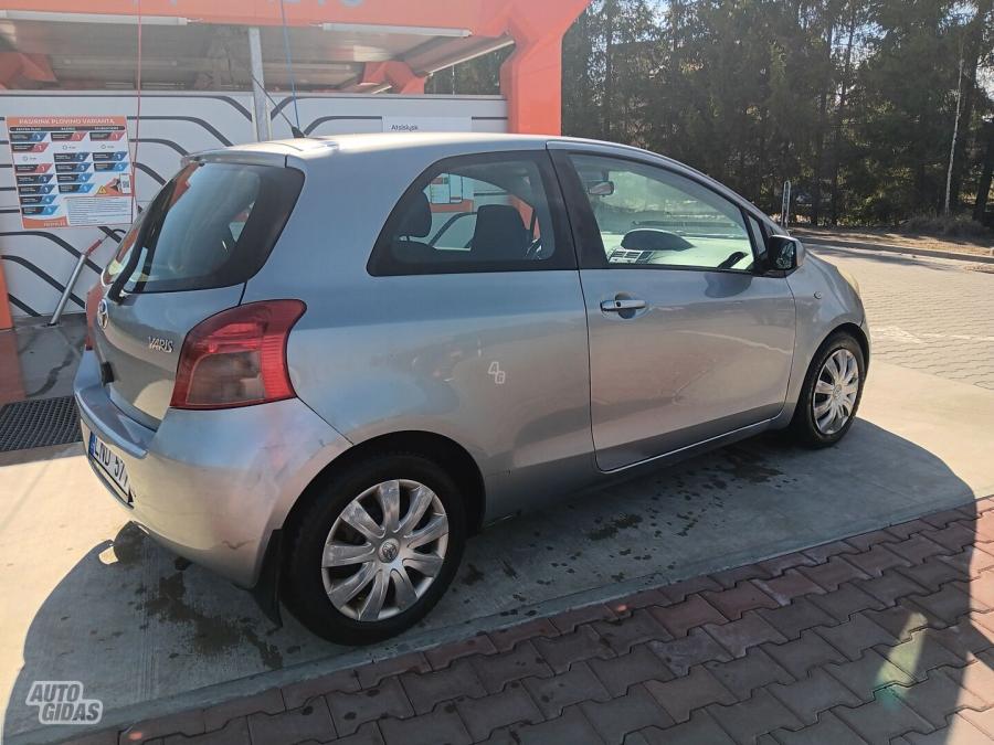 Pelēks Toyota Yaris 2006 Viļņa, ar dzinēja tilpumu 1.30 L un nobraukumu 301 tūkst. km par 1380 €, foto 8 vietnē AUTOMOTO.COM.LV