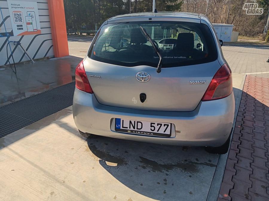Pelēks Toyota Yaris 2006 Viļņa, ar dzinēja tilpumu 1.30 L un nobraukumu 301 tūkst. km par 1380 €, foto 10 vietnē AUTOMOTO.COM.LV