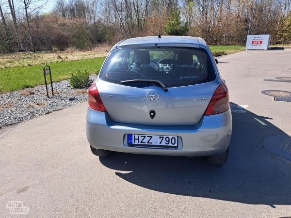 Pelēks Toyota Yaris 2006 Viļņa, ar dzinēja tilpumu 1.40 L un nobraukumu 220 tūkst. km par 1500 €, foto 8 vietnē AUTOMOTO.COM.LV