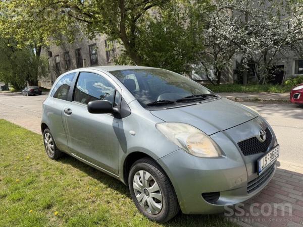 Grey Toyota Yaris 2006 in Riga, with an engine capacity of 1.00 L and mileage of 137 thousand km for 1450 €, photo 1 on AUTOMOTO.COM.LV