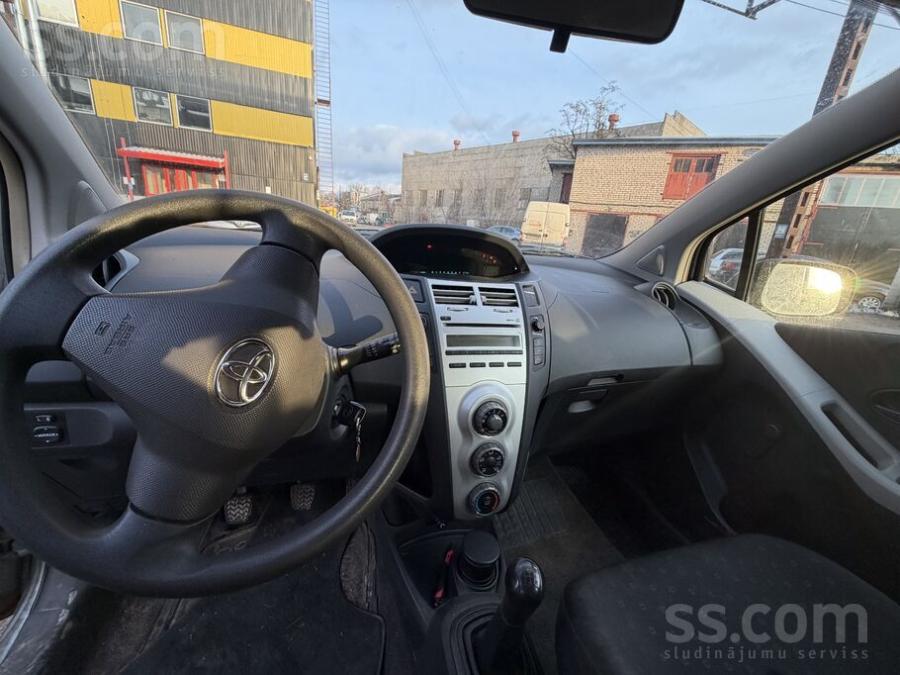 Pelēks Toyota Yaris 2006 Rīga, ar dzinēja tilpumu 1.00 L un nobraukumu 137 tūkst. km par 1450 €, foto 3 vietnē AUTOMOTO.COM.LV