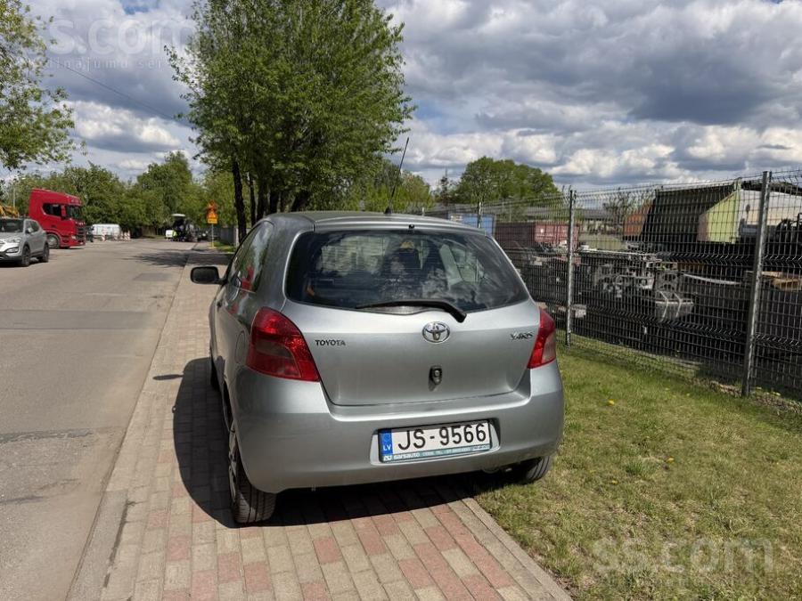 Pelēks Toyota Yaris 2006 Rīga, ar dzinēja tilpumu 1.00 L un nobraukumu 137 tūkst. km par 1450 €, foto 4 vietnē AUTOMOTO.COM.LV