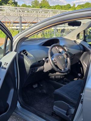 Grey Toyota Yaris 2006 in Silute, with an engine capacity of 1.40 L and mileage of 234 thousand km for 3000 €, photo 12 on AUTOMOTO.COM.LV