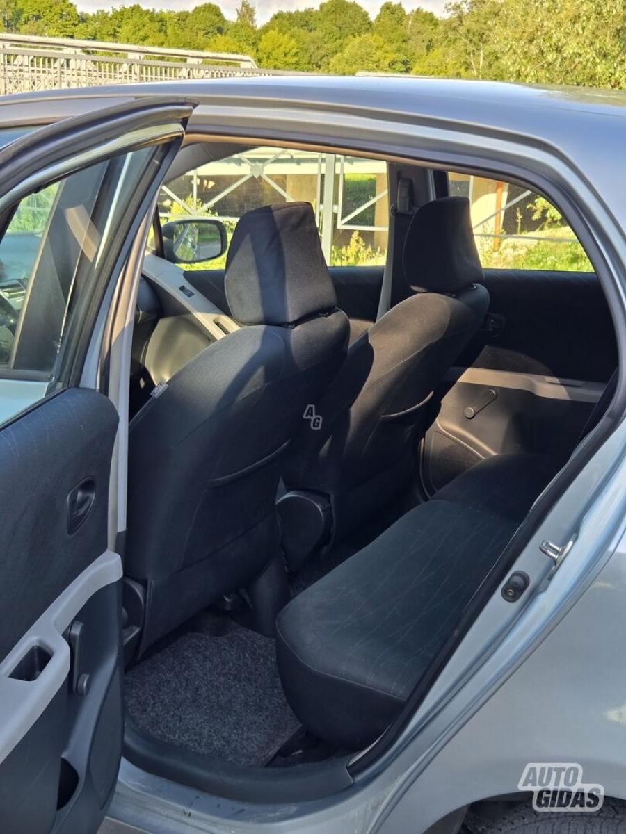 Grey Toyota Yaris 2006 in Silute, with an engine capacity of 1.40 L and mileage of 234 thousand km for 3000 €, photo 13 on AUTOMOTO.COM.LV