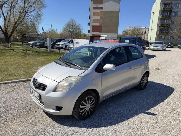 Grey Toyota Yaris 2006 in Ventspils, with an engine capacity of 1.30 L and mileage of 333 thousand km for 1990 €, photo 1 on AUTOMOTO.COM.LV