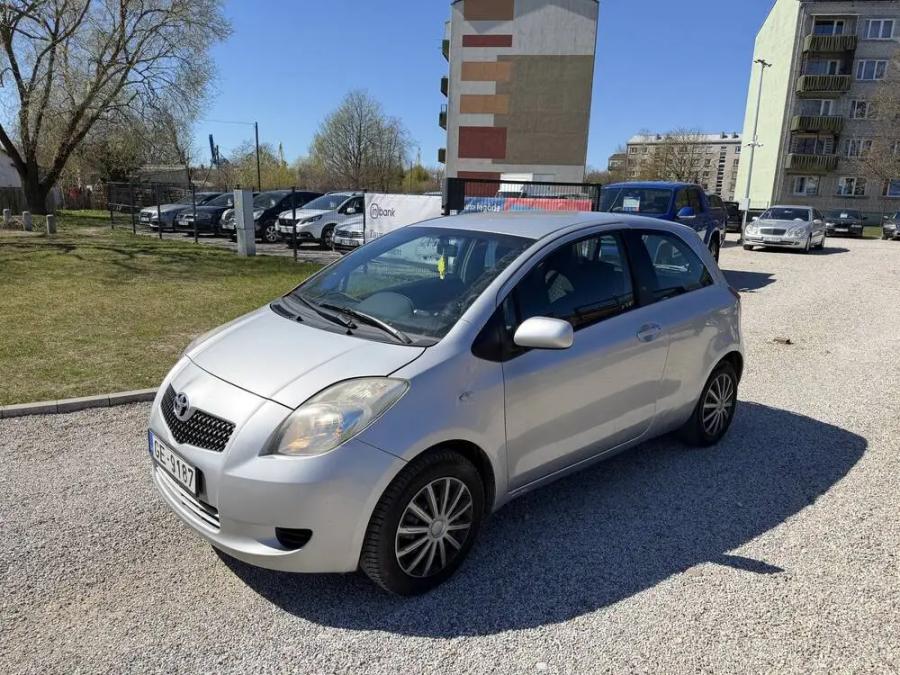 Grey Toyota Yaris 2006 in Ventspils, with an engine capacity of 1.30 L and mileage of 333 thousand km for 1990 €, photo 1 on AUTOMOTO.COM.LV
