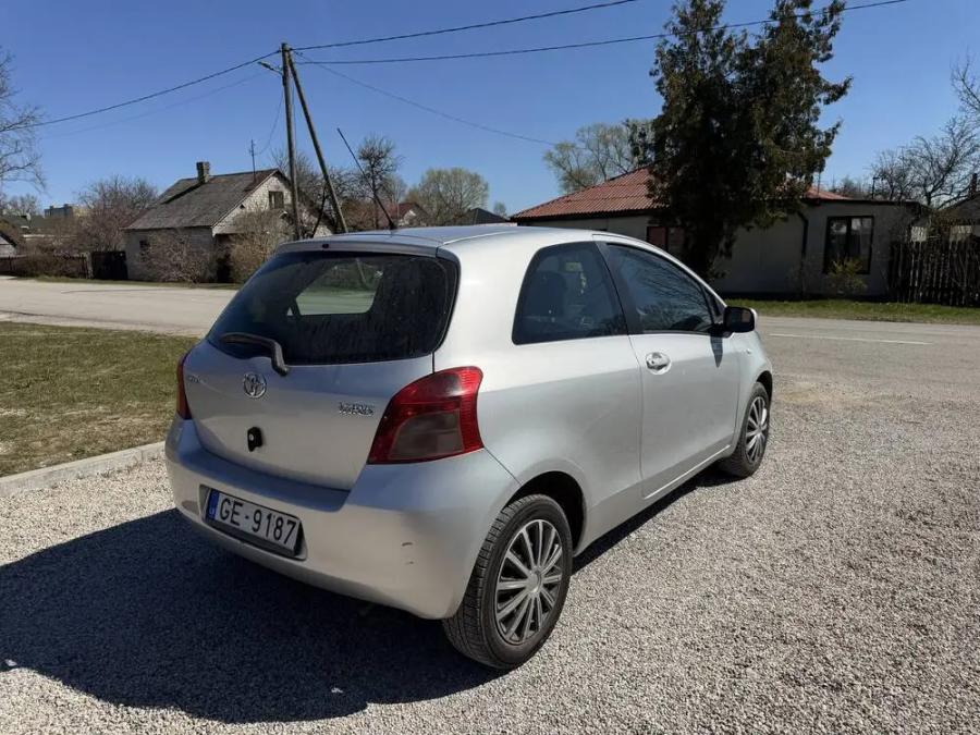 Grey Toyota Yaris 2006 in Ventspils, with an engine capacity of 1.30 L and mileage of 333 thousand km for 1990 €, photo 5 on AUTOMOTO.COM.LV