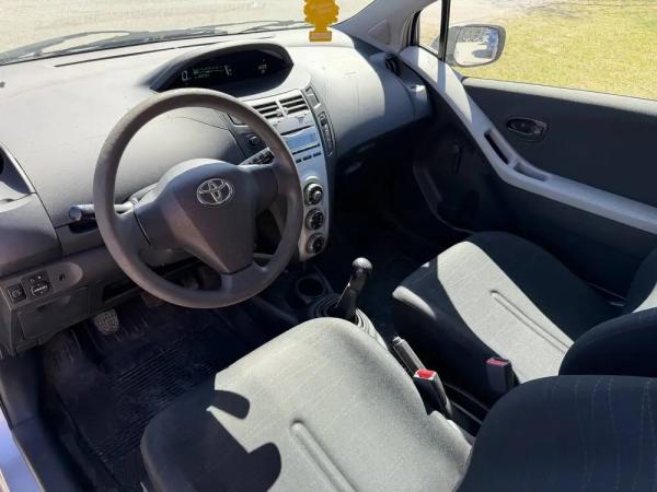 Grey Toyota Yaris 2006 in Ventspils, with an engine capacity of 1.30 L and mileage of 333 thousand km for 1990 €, photo 9 on AUTOMOTO.COM.LV