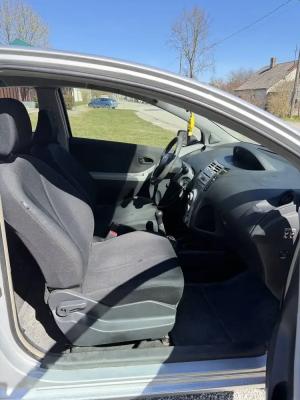 Grey Toyota Yaris 2006 in Ventspils, with an engine capacity of 1.30 L and mileage of 333 thousand km for 1990 €, photo 11 on AUTOMOTO.COM.LV