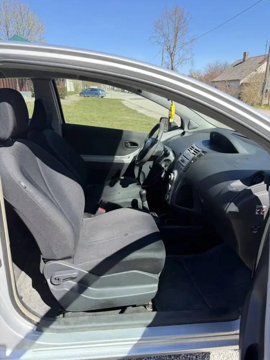 Grey Toyota Yaris 2006 in Ventspils, with an engine capacity of 1.30 L and mileage of 333 thousand km for 1990 €, photo 11 on AUTOMOTO.COM.LV