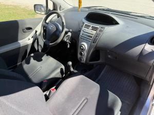 Grey Toyota Yaris 2006 in Ventspils, with an engine capacity of 1.30 L and mileage of 333 thousand km for 1990 €, photo 12 on AUTOMOTO.COM.LV