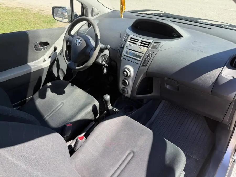Grey Toyota Yaris 2006 in Ventspils, with an engine capacity of 1.30 L and mileage of 333 thousand km for 1990 €, photo 12 on AUTOMOTO.COM.LV