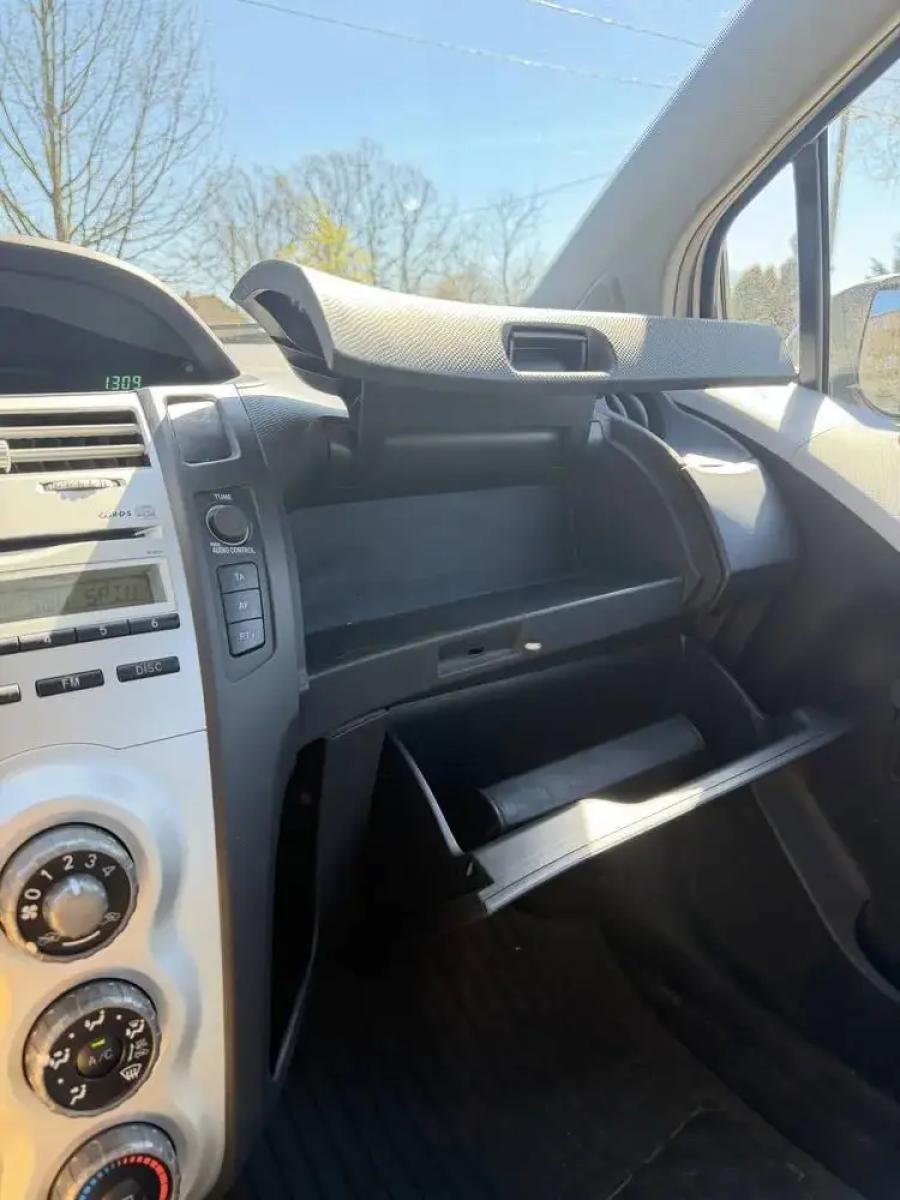 Grey Toyota Yaris 2006 in Ventspils, with an engine capacity of 1.30 L and mileage of 333 thousand km for 1990 €, photo 16 on AUTOMOTO.COM.LV