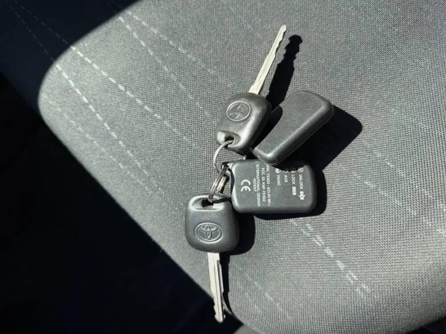 Grey Toyota Yaris 2006 in Ventspils, with an engine capacity of 1.30 L and mileage of 333 thousand km for 1990 €, photo 17 on AUTOMOTO.COM.LV