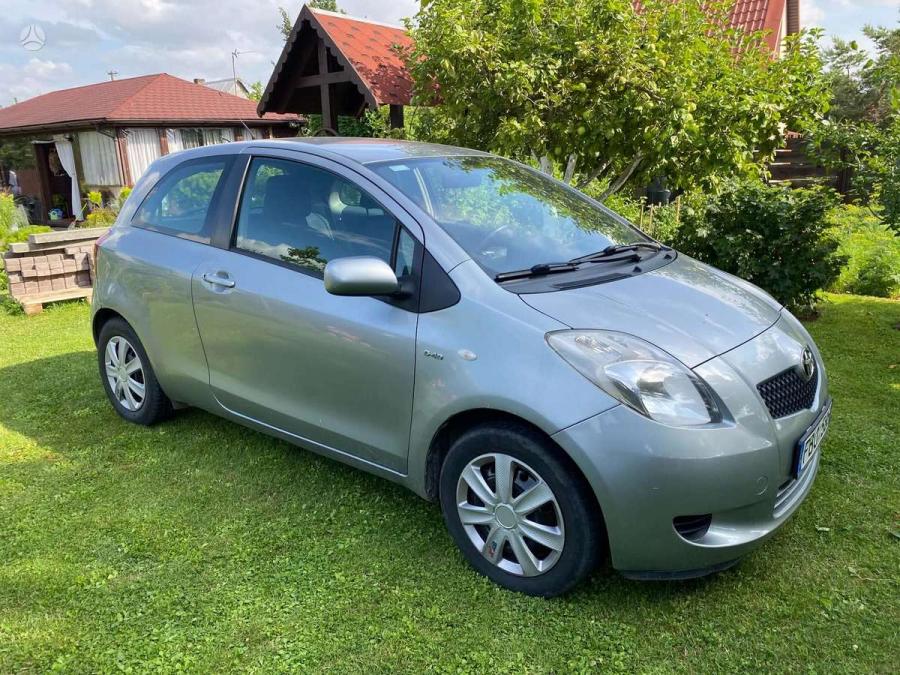 Pelēks Toyota Yaris 2006 Joniškis, ar dzinēja tilpumu 1.36 L un nobraukumu 282 tūkst. km par 2150 €, foto 1 vietnē AUTOMOTO.COM.LV