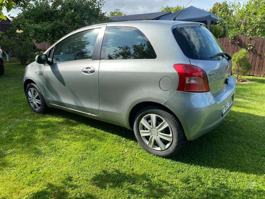 Pelēks Toyota Yaris 2006 Joniškis, ar dzinēja tilpumu 1.36 L un nobraukumu 282 tūkst. km par 2150 €, foto 4 vietnē AUTOMOTO.COM.LV