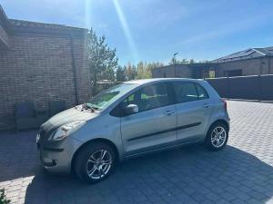 Pelēks Toyota Yaris 2006 Kauņa, ar dzinēja tilpumu 1.36 L un nobraukumu 205 tūkst. km par 1800 €, foto  vietnē AUTOMOTO.COM.LV