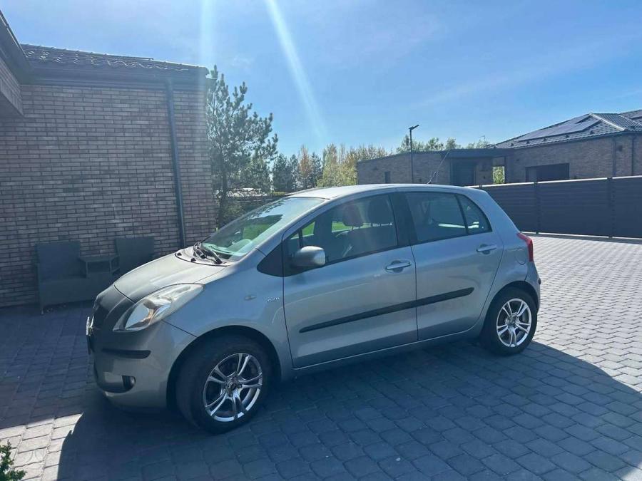 Pelēks Toyota Yaris 2006 Kauņa, ar dzinēja tilpumu 1.36 L un nobraukumu 205 tūkst. km par 1800 €, foto 1 vietnē AUTOMOTO.COM.LV