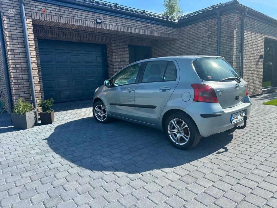 Pelēks Toyota Yaris 2006 Kauņa, ar dzinēja tilpumu 1.36 L un nobraukumu 205 tūkst. km par 1800 €, foto 3 vietnē AUTOMOTO.COM.LV