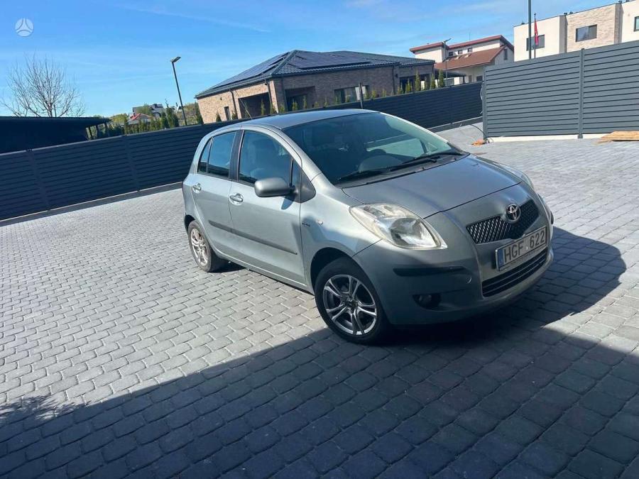 Pelēks Toyota Yaris 2006 Kauņa, ar dzinēja tilpumu 1.36 L un nobraukumu 205 tūkst. km par 1800 €, foto 4 vietnē AUTOMOTO.COM.LV