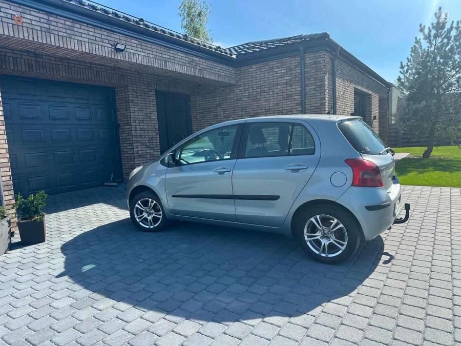 Pelēks Toyota Yaris 2006 Kauņa, ar dzinēja tilpumu 1.36 L un nobraukumu 205 tūkst. km par 1800 €, foto 5 vietnē AUTOMOTO.COM.LV