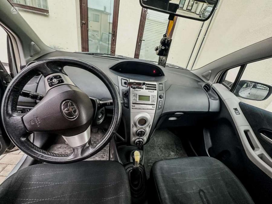 Pelēks Toyota Yaris 2006 Kauņa, ar dzinēja tilpumu 1.36 L un nobraukumu 205 tūkst. km par 1800 €, foto 8 vietnē AUTOMOTO.COM.LV