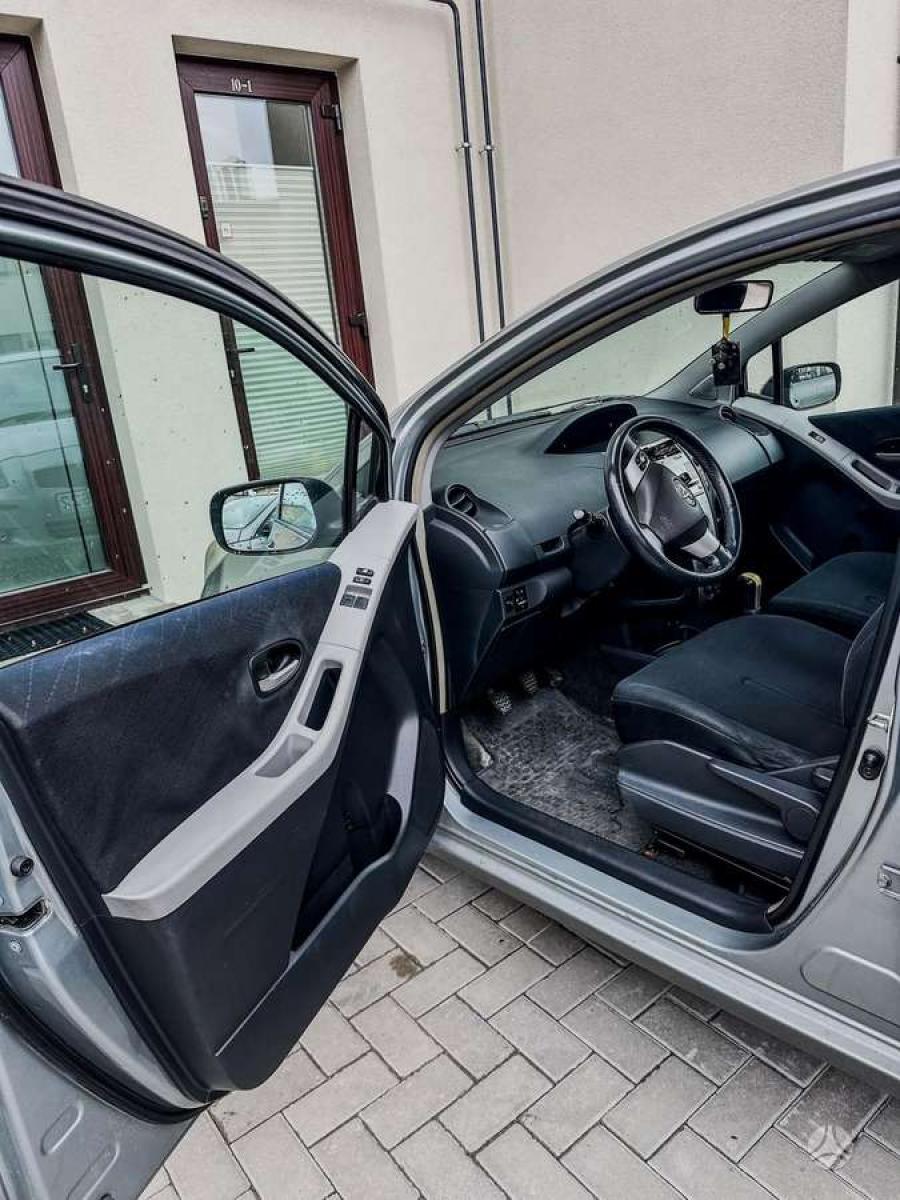Pelēks Toyota Yaris 2006 Kauņa, ar dzinēja tilpumu 1.36 L un nobraukumu 205 tūkst. km par 1800 €, foto 9 vietnē AUTOMOTO.COM.LV
