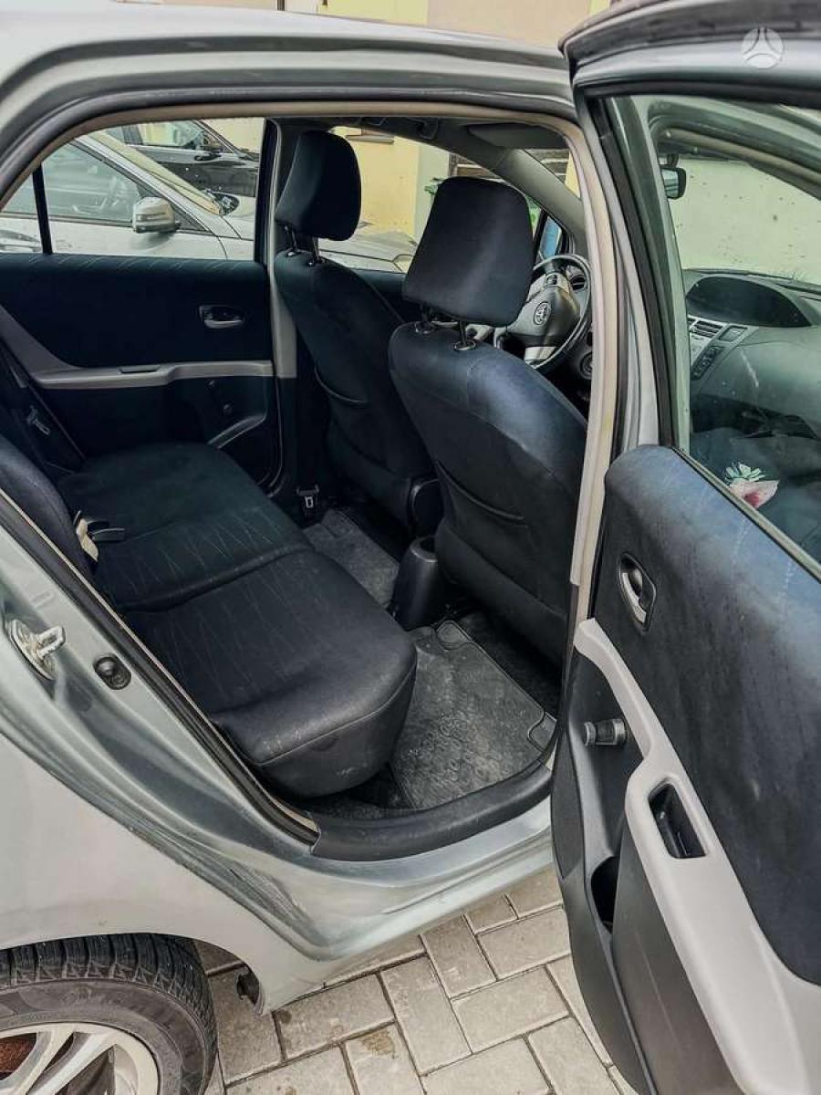 Pelēks Toyota Yaris 2006 Kauņa, ar dzinēja tilpumu 1.36 L un nobraukumu 205 tūkst. km par 1800 €, foto 11 vietnē AUTOMOTO.COM.LV