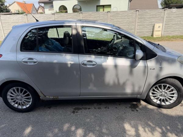 Pelēks Toyota Yaris 2006 Kauņa, ar dzinēja tilpumu 1.36 L un nobraukumu 223 tūkst. km par 1250 €, foto 5 vietnē AUTOMOTO.COM.LV