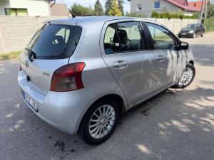 Grey Toyota Yaris 2006 in Kaunas, with an engine capacity of 1.36 L and mileage of 223 thousand km for 1250 €, photo 7 on AUTOMOTO.COM.LV