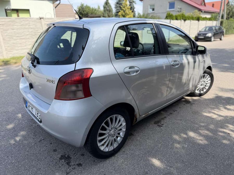Grey Toyota Yaris 2006 in Kaunas, with an engine capacity of 1.36 L and mileage of 223 thousand km for 1250 €, photo 7 on AUTOMOTO.COM.LV