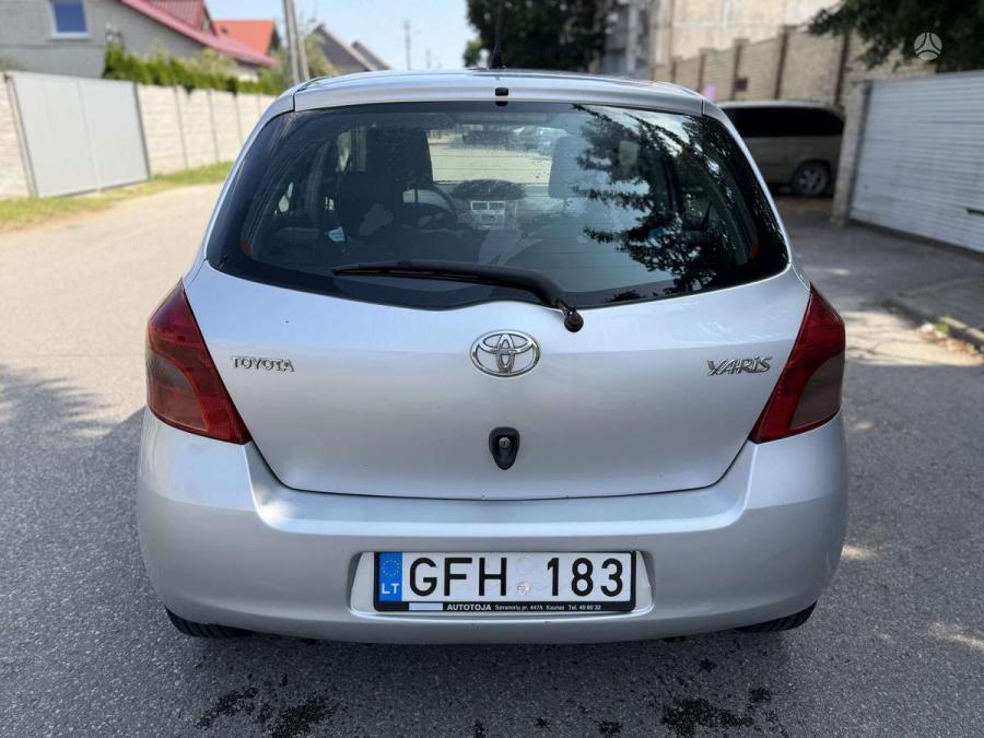 Grey Toyota Yaris 2006 in Kaunas, with an engine capacity of 1.36 L and mileage of 223 thousand km for 1250 €, photo 8 on AUTOMOTO.COM.LV