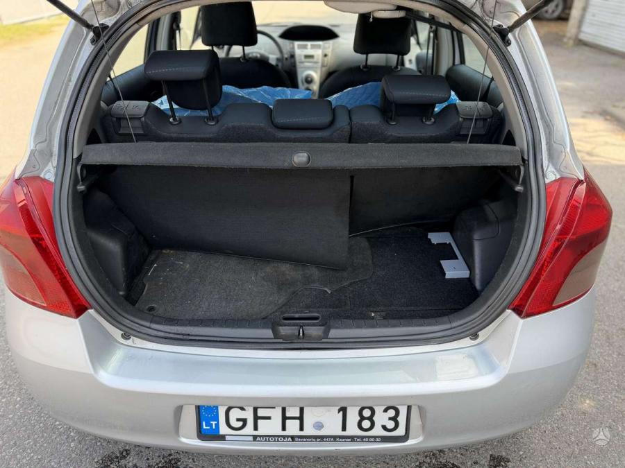 Grey Toyota Yaris 2006 in Kaunas, with an engine capacity of 1.36 L and mileage of 223 thousand km for 1250 €, photo 16 on AUTOMOTO.COM.LV
