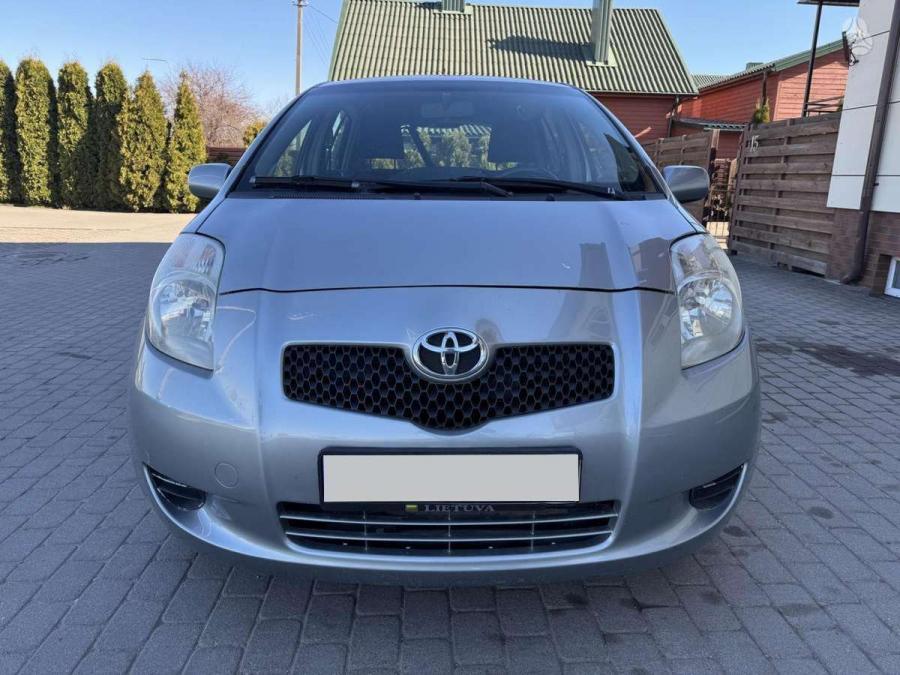 Pelēks Toyota Yaris 2006 Klaipėda, ar dzinēja tilpumu 1.30 L un nobraukumu 173 tūkst. km par 3100 €, foto 1 vietnē AUTOMOTO.COM.LV