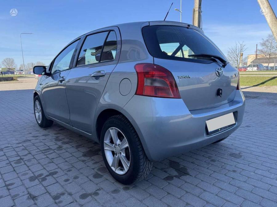 Pelēks Toyota Yaris 2006 Klaipėda, ar dzinēja tilpumu 1.30 L un nobraukumu 173 tūkst. km par 3100 €, foto 4 vietnē AUTOMOTO.COM.LV