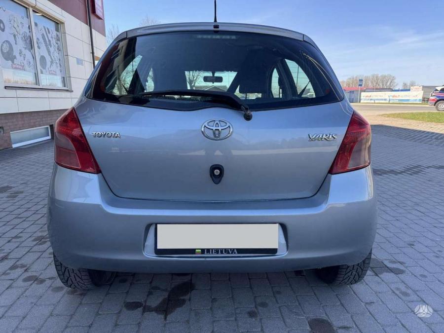 Pelēks Toyota Yaris 2006 Klaipėda, ar dzinēja tilpumu 1.30 L un nobraukumu 173 tūkst. km par 3100 €, foto 5 vietnē AUTOMOTO.COM.LV